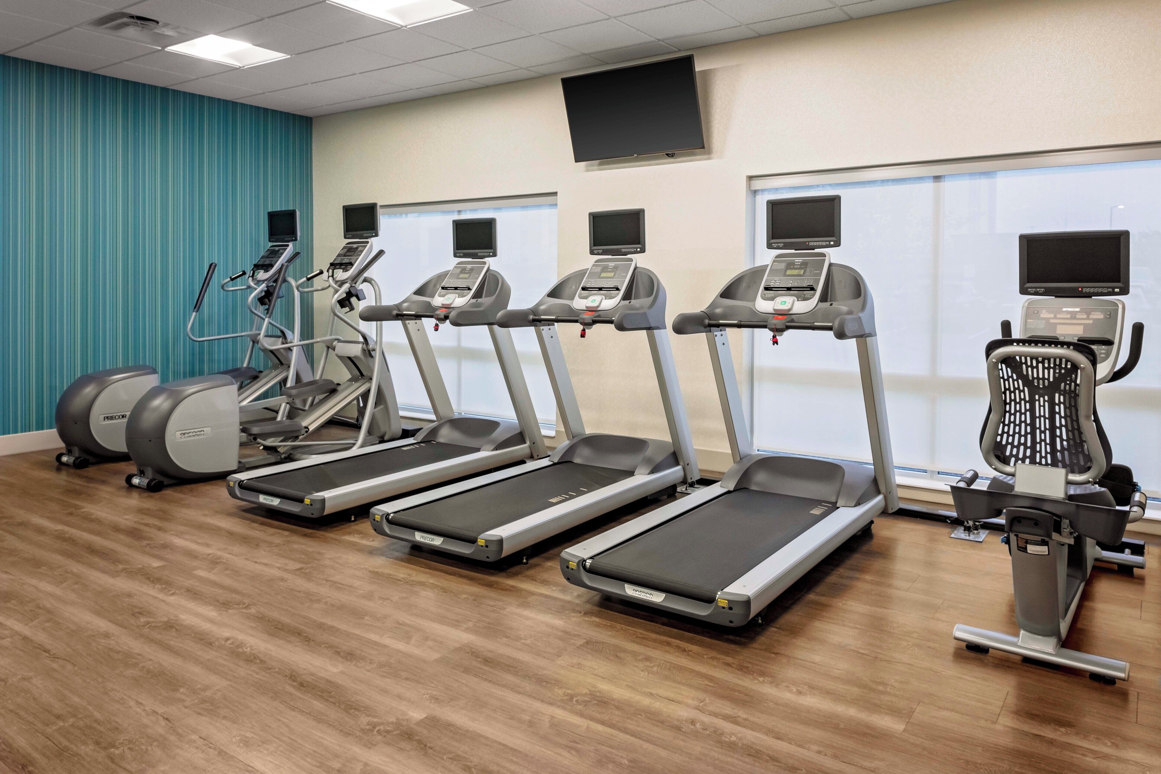Centro de ginástica com esteiras, elípticos e bicicleta ergométrica.