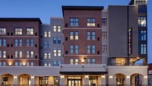 Um hotel com vários andares e fachada moderna, com uma placa chamativa 'Hyatt Place' à direita.