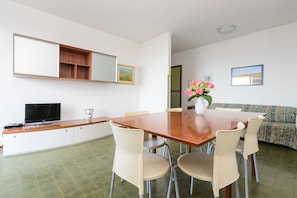Apartamento, 3 quartos (L) | Refeições no quarto