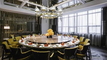 3 restaurantes, cozinha local e internacional