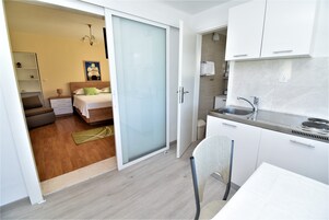 Estúdio, terraço, vista para o jardim | Cozinha privada | Uma chaleira elétrica