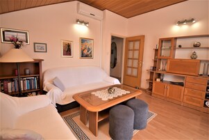 Apartamento, 2 quartos, terraço, vista para o jardim | Sala de estar | TV de ecrã plano