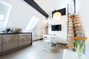 Estúdio (2 Adults) | Roupas de cama antialérgicas, cofres nos quartos, escrivaninha