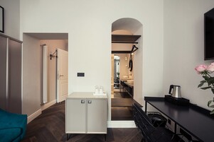 Quarto casal luxo | Área de estar | Smart TV 35 polegadas com canais digitais, TV, livros