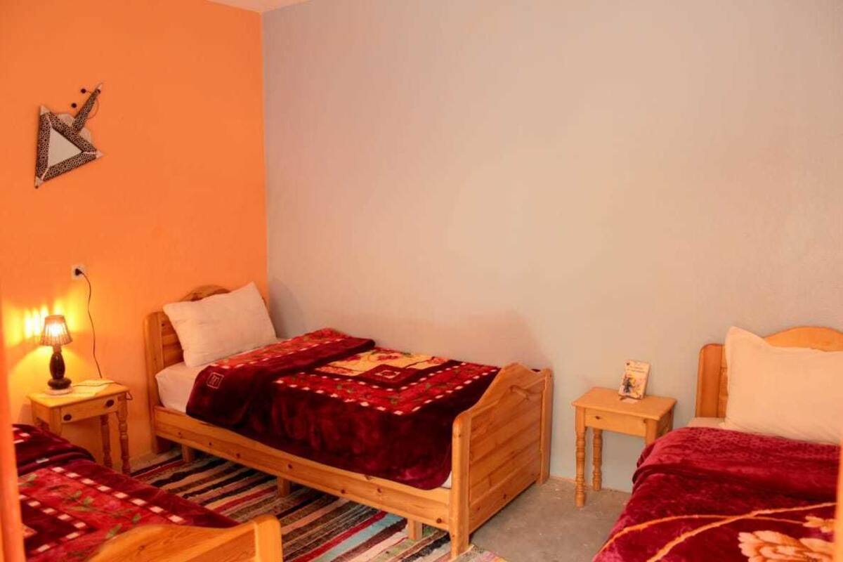 Quarto triplo | Ferros/tábuas de passar roupa, berços grátis, roupa de cama