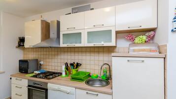 Apartamento Superior, 1 quarto, terraço | Cozinha privada | Um frigorífico, um micro-ondas, um forno, uma placa de cozinha