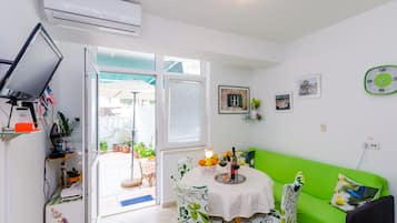 Apartamento, 1 quarto, terraço | Refeições no quarto