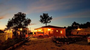 Fachada da propriedade à noite