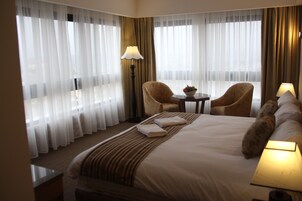 Quarto premium | Cofres nos quartos, ferros/tábuas de passar roupa, berços grátis