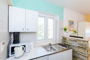 Estúdio, varanda, vista para o mar | Cozinha privada | Um frigorífico