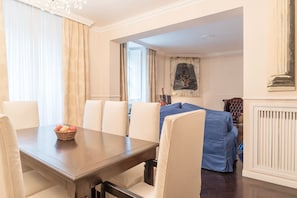 Apartamento, 3 quartos | Opções para refeição no quarto