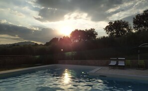 Piscina exterior sazonal, guarda-sóis, espreguiçadeiras