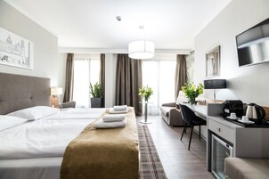 Quarto casal ou duplo luxo, para não fumantes | Área de estar | TV de tela plana