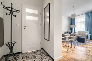 Apartamento Superior, 1 cama queen-size e sofá-cama, não fumadores | 1 quarto, com decoração personalizada, com mobília individualizada