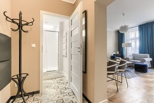 Apartamento superior, 1 cama Queen e sofá-cama, para não fumantes | Banheiro | Chuveiro, secador de cabelo, toalhas de banho 