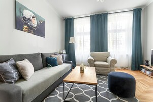 Apartamento superior, 1 cama Queen e sofá-cama, para não fumantes | 1 quarto, individualmente decorados, individualmente mobiliados