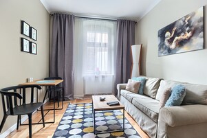 Apartamento Superior, 1 cama de casal e sofá-cama, não fumadores | Sala | Televisor de ecrã plano de 32 polegadas com canais por cabo, televisor 