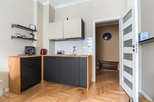 Apartamento Superior, 1 cama de casal e sofá-cama, não fumadores | Kitchenette privada | Um frigorífico, uma placa de cozinha, uma chaleira elétrica 