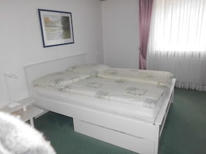 Apartamento, 1 cama queen-size, não fumadores, vista para a montanha | 1 quarto, cortinas/cortinados opacos, ferro/tábua de engomar 