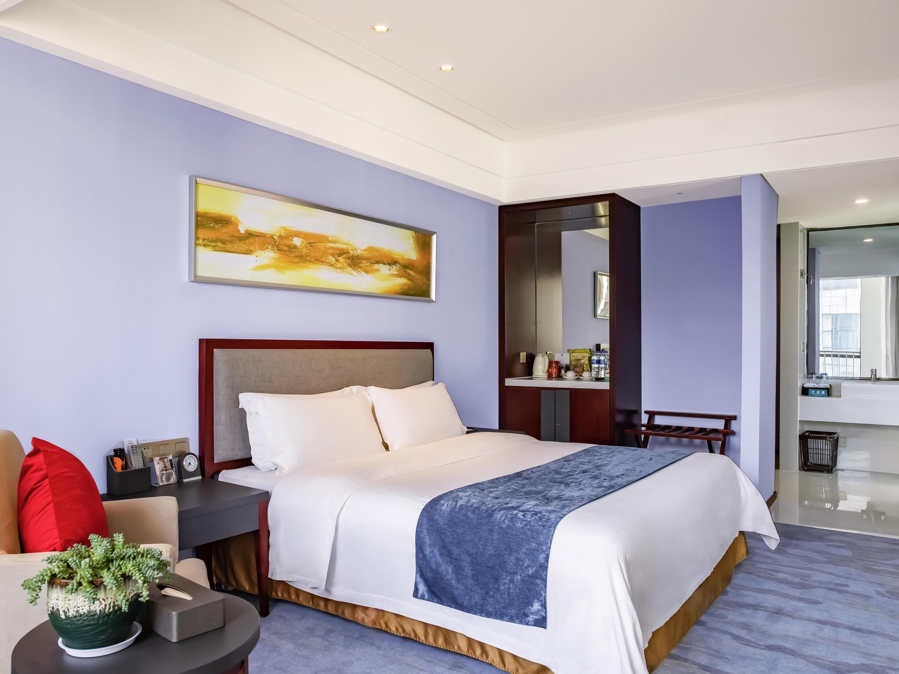 Quarto superior, 1 cama King, vista para o jardim | Roupas de cama premium, cofres nos quartos, escrivaninha