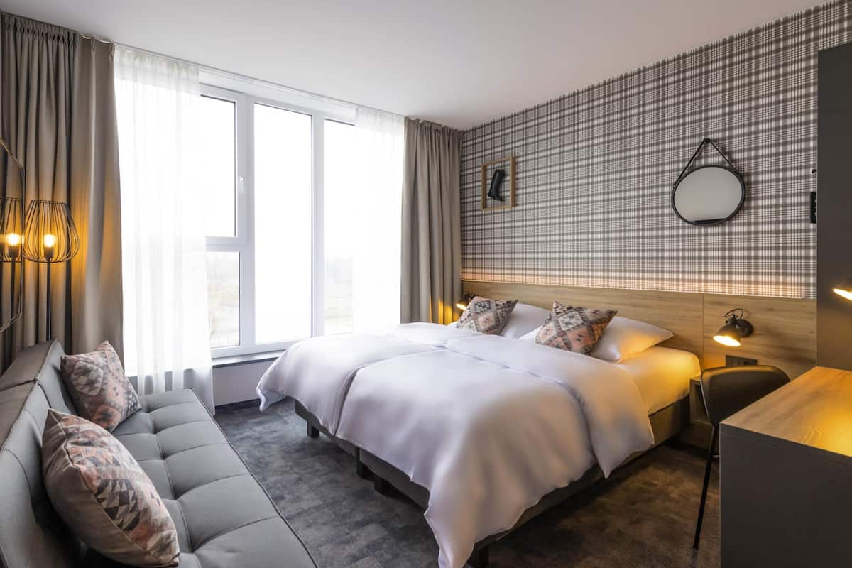 Quarto Duplo Familiar, 1 cama de casal e sofá-cama | Roupa hipoalergénica, cofre com capacidade para portátil, secretária