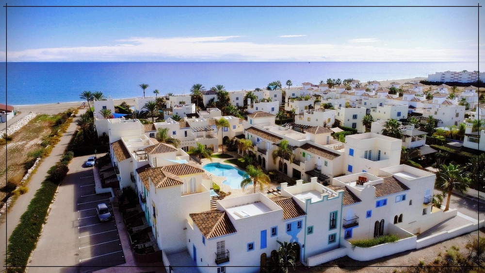 Casa De Playa De Lujo A 50 Metros De La Playa, Situado En Una Comunidad Cerrada. - Vera