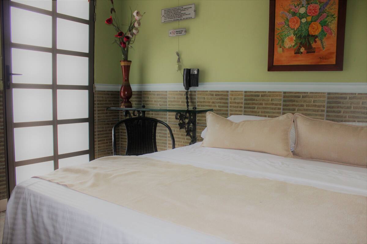 Quarto Duplo, não fumadores, varanda | Cortinas/cortinados opacos, Wi-fi grátis, roupa de cama fornecida 