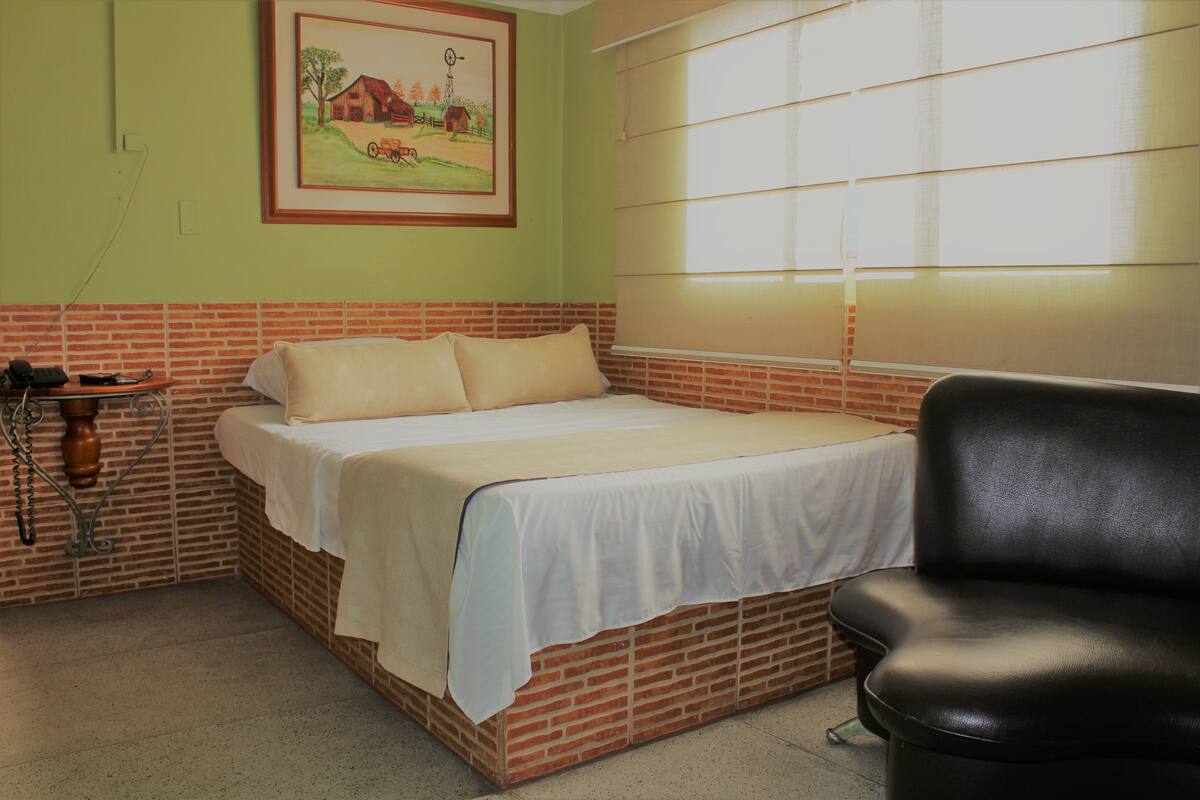 Quarto Duplo, 1 cama de casal, não fumadores | Cortinas/cortinados opacos, Wi-fi grátis, roupa de cama fornecida 