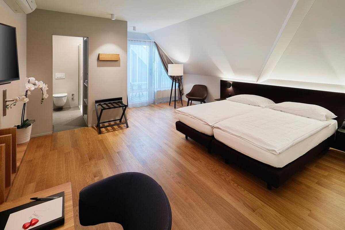 Roupas de cama antialérgicas, cofres nos quartos, escrivaninha