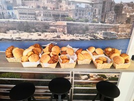 Pequeno-almoço continental diário (11 EUR por pessoa) 