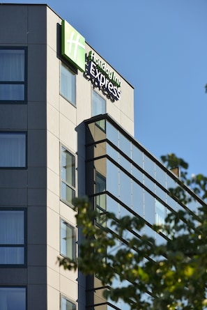 Um edifício moderno de hotel com a placa Holiday Inn Express.