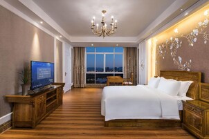 Minibar, cofre no quarto, secretária, ferro/tábua de engomar 