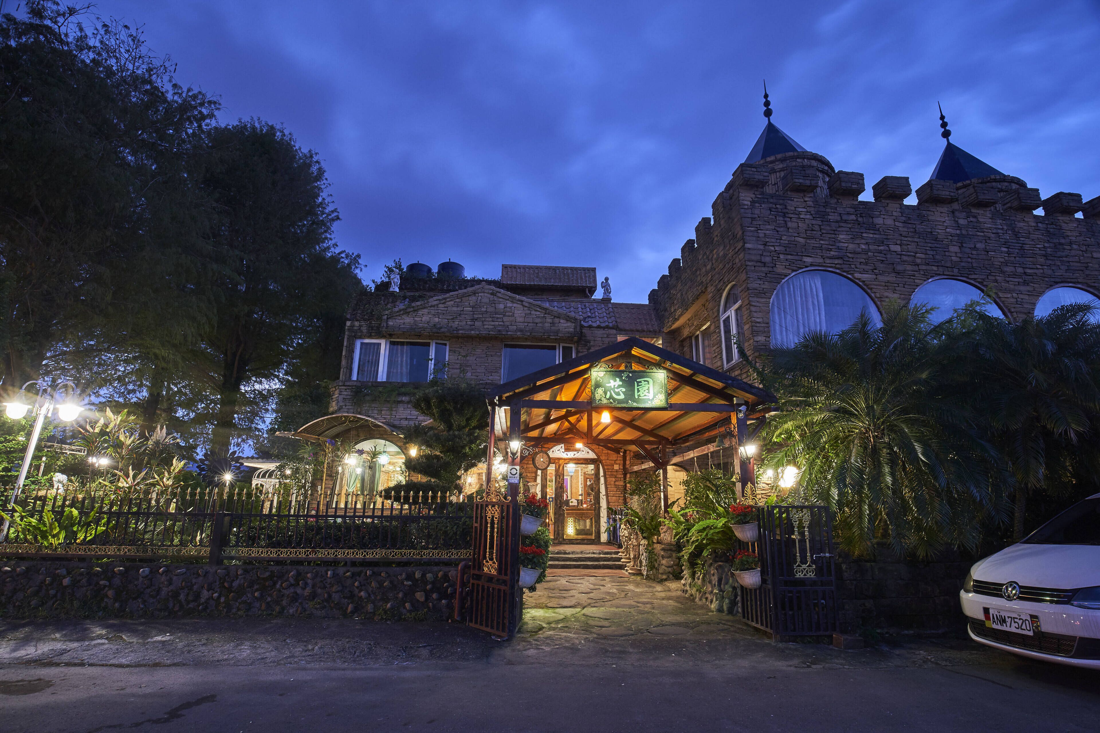 Fachada do alojamento (tarde/noite)