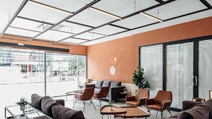 Um interior moderno com sofá, mesa de centro e cadeiras.