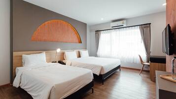 Quarto Familiar, 1 quarto, não fumadores | Secretária, cortinas/cortinados opacos, camas desdobráveis