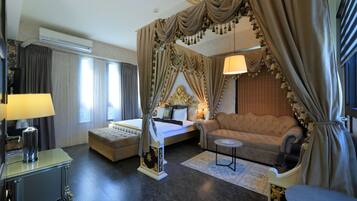 Quarto quádruplo luxo, 1 cama King e sofá-cama, banheira, vista para o jardim | Roupas de cama premium, edredons de pluma