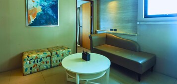 Suíte, 2 quartos | Área de estar | TV