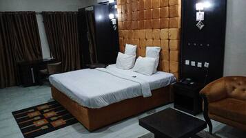 Quarto casal real, 1 cama Queen, para não fumantes | Cofres nos quartos, escrivaninha, Wi-Fi de cortesia, roupa de cama