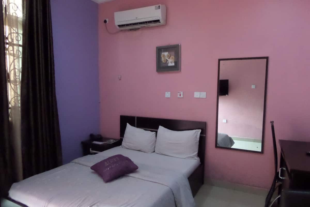 Quarto standard, 1 cama de casal, para não fumantes | Cofres nos quartos, escrivaninha, Wi-Fi de cortesia, roupa de cama