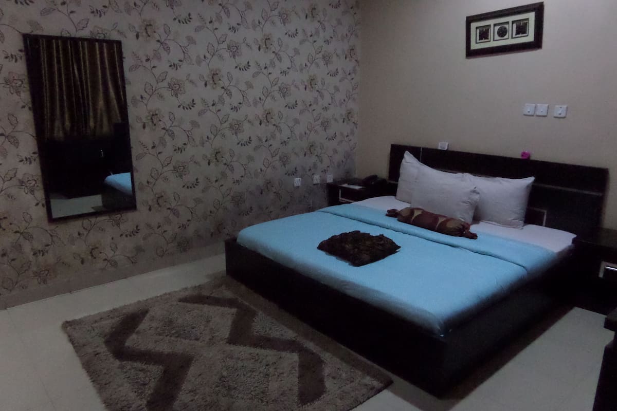 Quarto casal executivo, 1 cama Queen, para não fumantes | Cofres nos quartos, escrivaninha, Wi-Fi de cortesia, roupa de cama