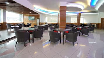 Pequenos-almoços, almoços, jantares servidos, cozinha local