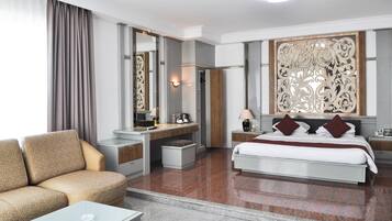 Suite Royal, fumadores | Secretária, cortinas/cortinados opacos, quartos insonorizados