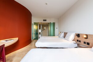 Roupas de cama premium, cofres nos quartos, escrivaninha