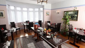 Café da manhã com buffet diário (GBP 12 por pessoa)