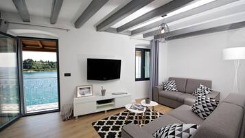 Apartamento, 2 quartos | Sala de estar | TV de ecrã plano