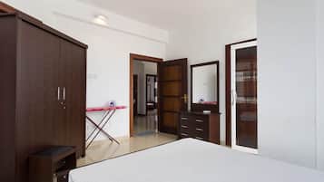 Apartamento, 3 quartos, não fumadores | 3 quartos, cortinas/cortinados opacos, ferro/tábua de engomar