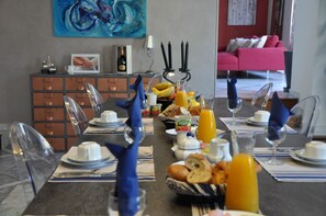 Pequeno-almoço completo diário (12 EUR por pessoa) 