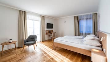 Quarto casal premium | Roupas de cama antialérgicas, frigobar, cofres nos quartos
