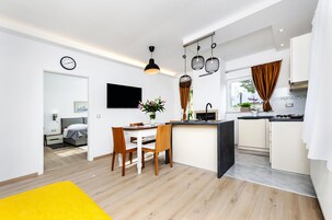 Apartamento, 1 quarto | Área de estar | TV de tela plana 70 cm com canais via satélite, TV LCD