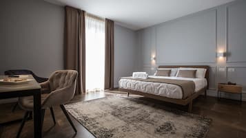 Suíte, 1 cama Queen e sofá-cama, sacada | Lençóis italianos Frette, roupas de cama premium, edredons de pluma